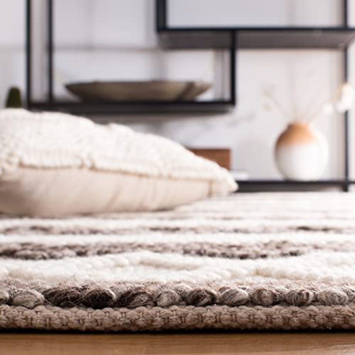 SAFAVIEH Natura Collection Area Rug - 8' x 10', Ivory & Grey, Handmade Moroccan Boho Farmhouse Rustic Tassel Wool, Ideal for High Traffic Areas in Living Room, Bedroom (NAT291F)