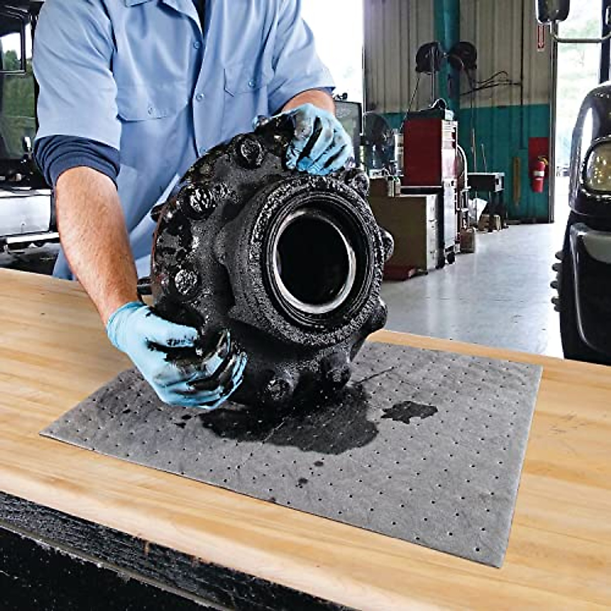 New Pig Premium Absorbent Mat Pads | 100 Oil Absorbent Pads | The Original Pig Mat | 15" x 20" Oil Pads | Each Pad Absorbs 28 oz | Total Absorbency is 22 Gallons | 100-Count | MAT203