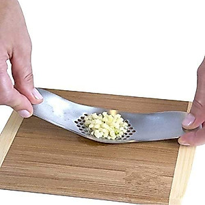 Fu Store Garlic Press 304 Stainless Steel Garlic Rocker Mincer Bonus Food Grade with Silicone Peeler Garlic (Color Random)