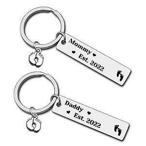 Pregnancy Announcement Gifts New Parents Gift Keychain Daddy and Mommy Est 2022 Keychain Set First Time Pregnancy Gifts for Mom Dad To Be Parents to be Gifts New Mom Jewelry Baby Shower Keyring Gifts