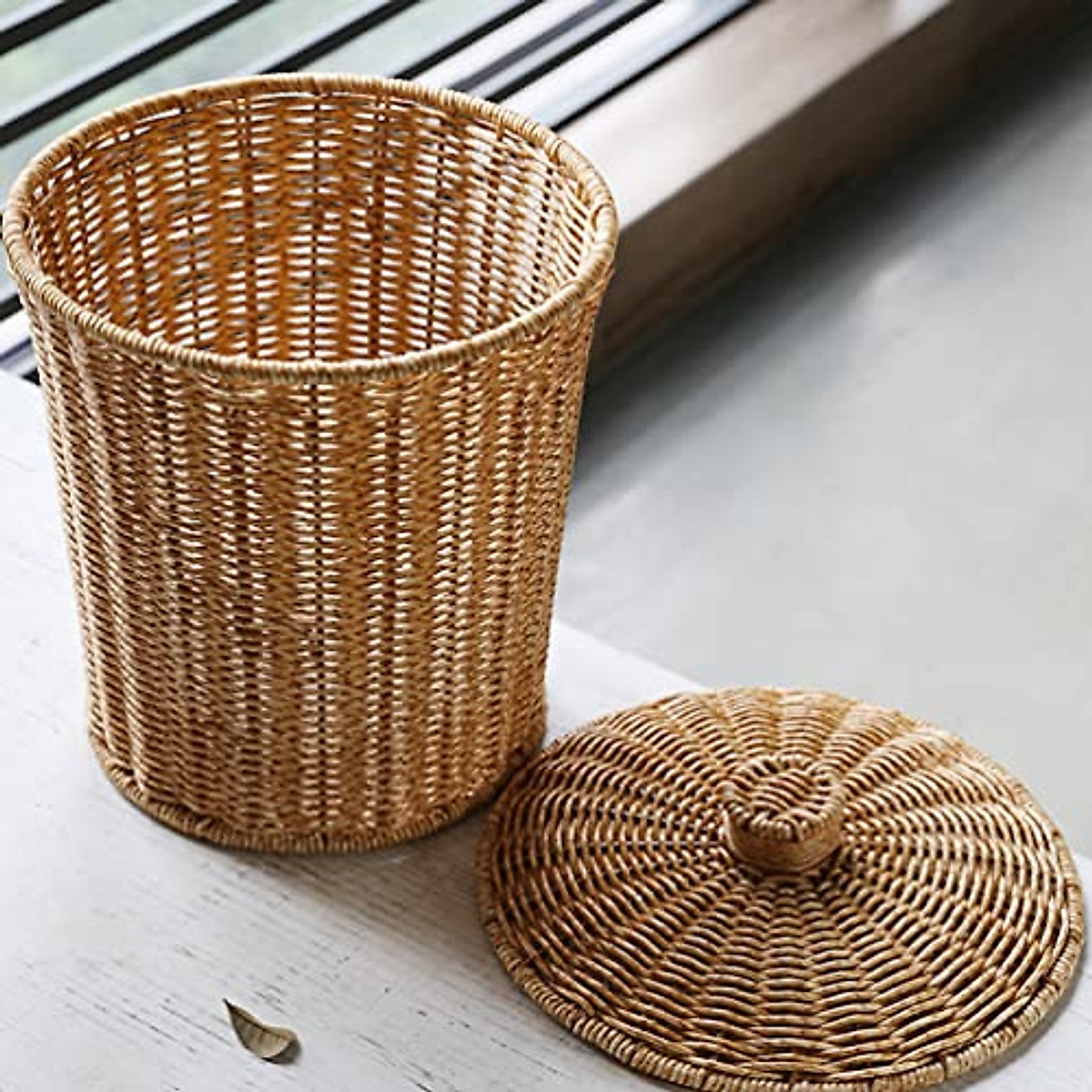Housoutil Bathroom Trash Bin Rattan Round Waste Basket with Lid Woven Trash Can Garbage Container Bin Flower Basket for Bathroom Kitchen Home Office Large Wicker Basket