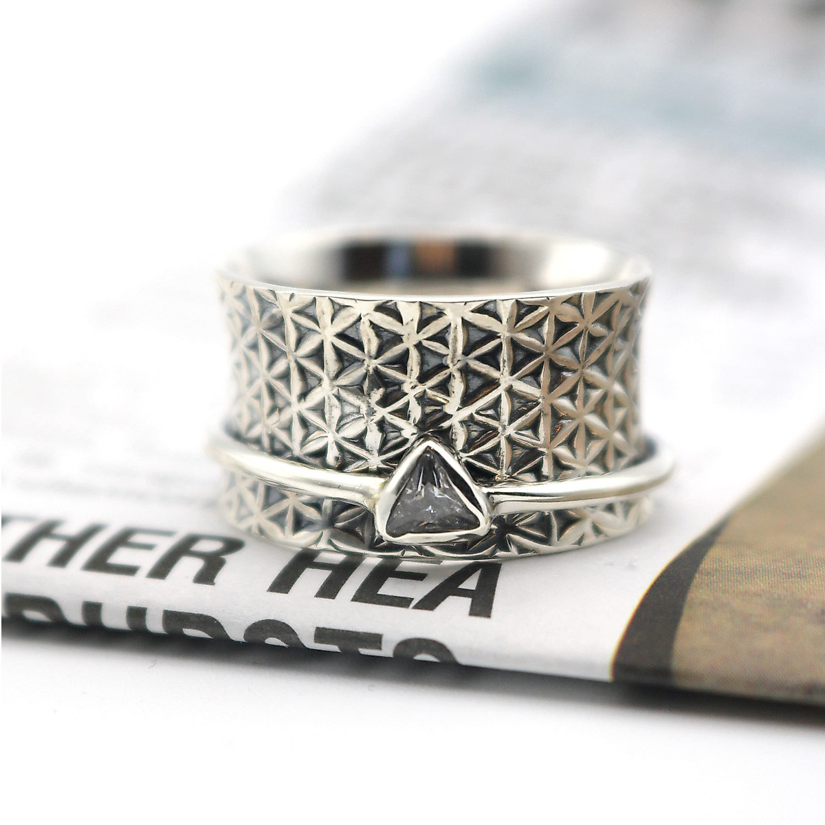ENERGY STONE GEOMETRIC TRILLIAN Cubic Zirconia Silver Meditation Spinner Ring (Style US81)(7)