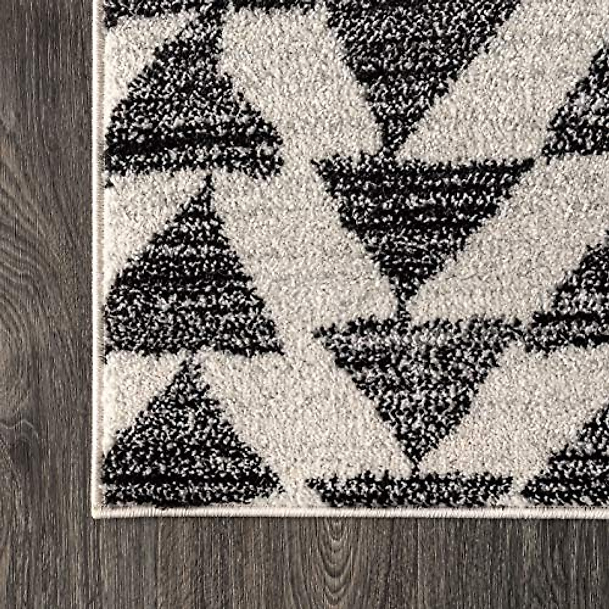 JONATHAN Y MOH206A-4 Aisha Moroccan Triangle Geometric Indoor Farmhouse Area-Rug Bohemian Minimalistic Easy-Cleaning Bedroom Kitchen Living Room Non Shedding, 4 X 6, Cream,Black