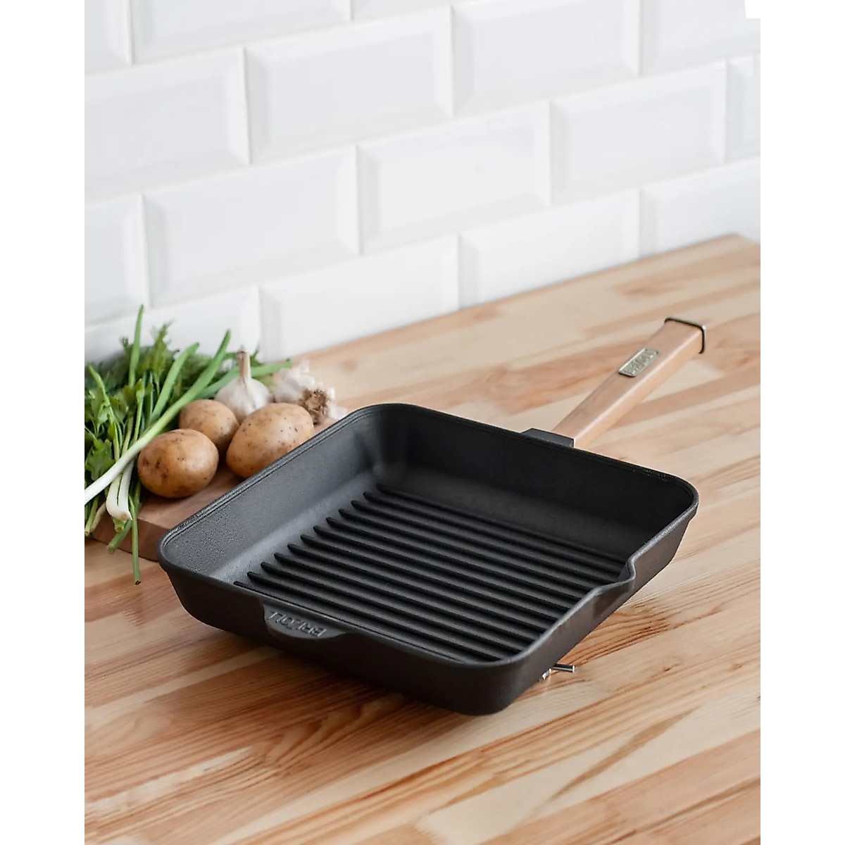 STP GOODS Cast Iron Grill Pan with Removable Wooden Handle 10.2" Kitchen Cooking Pan 2.74 Qt Square Cast Iron Skillet, Camping Pan for Indoor and Outdoor Cooking, Induction Safe, Black