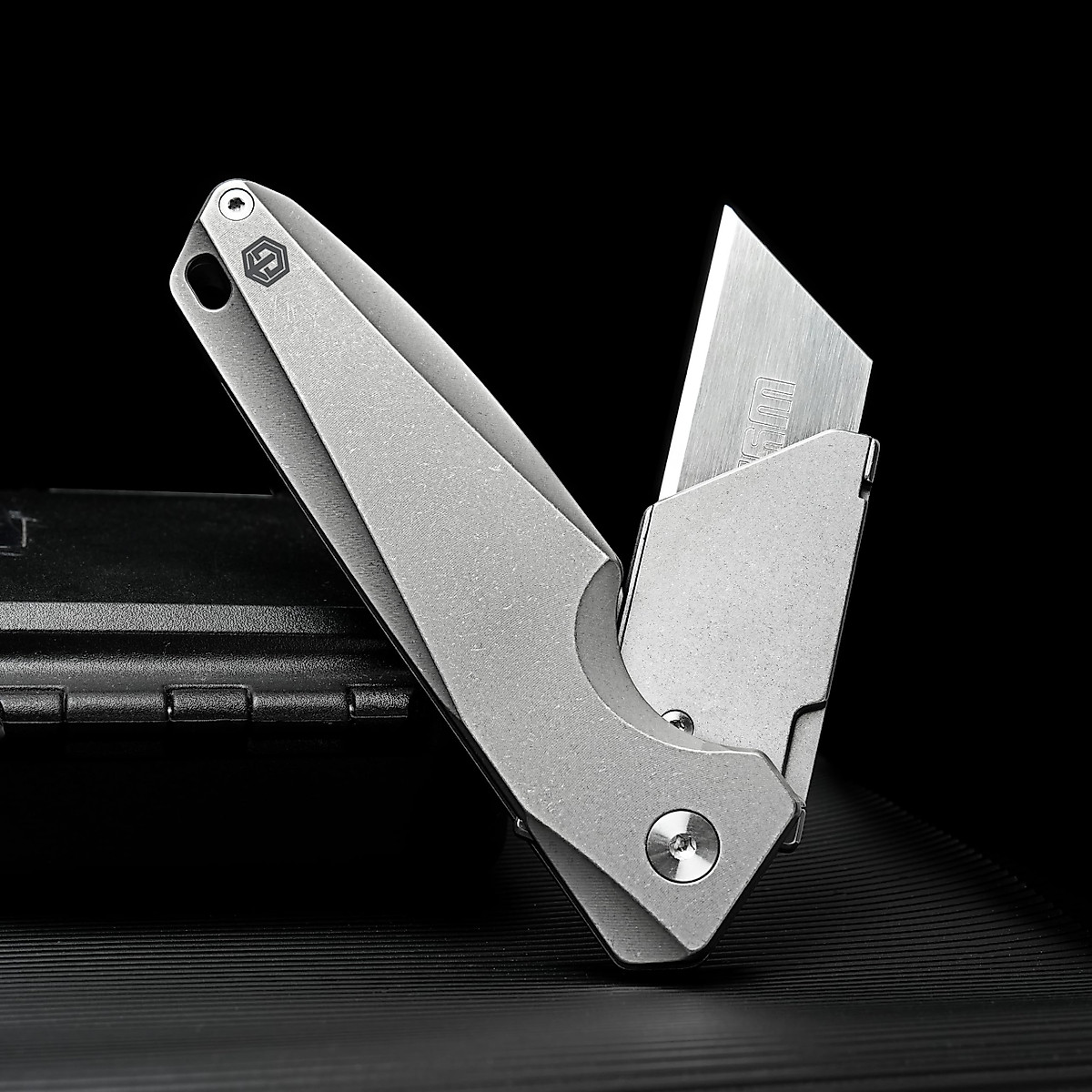 TGZUO Titanium Folding Utility Knife with Clip Mini EDC Box Cutter Flipper Pocket For Outdoor 10pcs Carbon Steel Replacement Blades