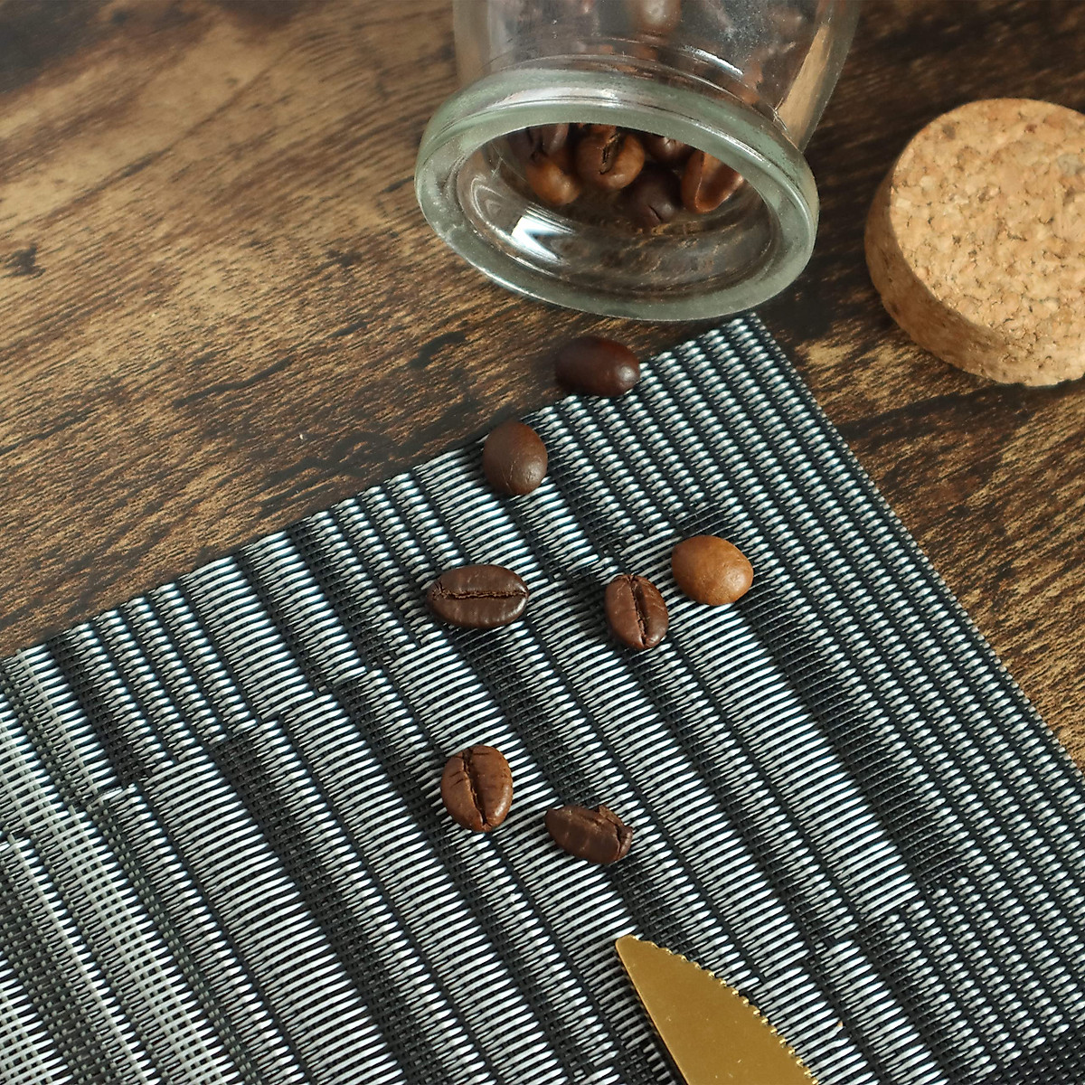 HeloHo Black Placemats Set of 4, Heat-Resistant Washable Placemats Non-Slip Vinyl Woven Table Mats Wipeable Placemat for Kitchen Dining Table Decoration Indoor Outdoor