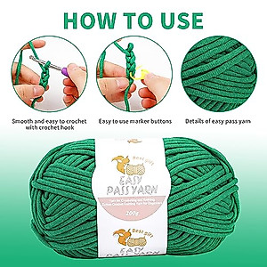 Fedmut Chunky Easy Yarn for Crocheting, 200g Crochet Yarn for Beginners with Crochet Hook, Thick Chunky Yarn with Easy-to-See Stitches for Dolls, Bags and Beginners Crocheting (Emerald Green)