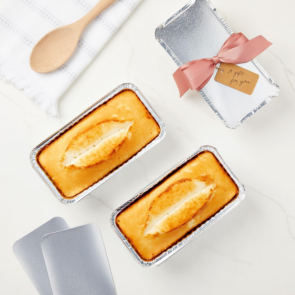 Juvale 50 Pack Aluminum Foil 2 lb Disposable Loaf Pans with Lids for Baking Bread, Heating, Storing Food (22oz, 8.5 x 4.5 in)