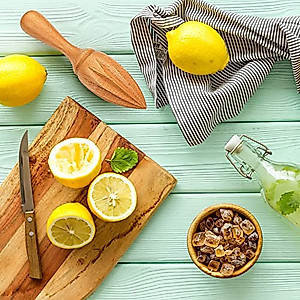 2 Pcs Wooden Citrus Reamer Lemon Hand Juicer Beech Wood Handheld Citrus Juicer Easy to Hold Kitchen Juicing Tool Manual Orange Lime Lemon Juice Reamer Extractor for Daily Home Bar Cafe Restaurant Use