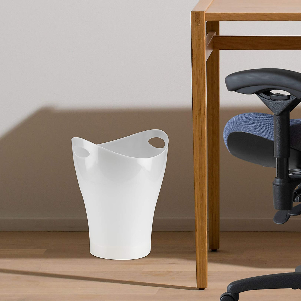 Umbra 082857-661 Garbino Small Trash/Waste Can – Polypropylene – Metallic White