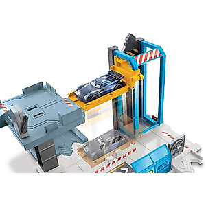 Disney Cars Toys Rust-Eze Tune-Up Center Toy Garage with Movie Themed Play Areas, Includes Jackson Storm Car, Transforming Feature, Elevator, Kids Birthday Race Gift Ages 4 and Older