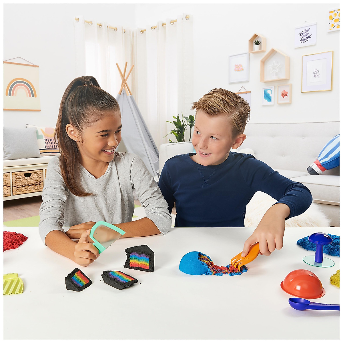 Spin Master 6061653 Kinetic Sand Sandisfactory Set with 2 lbs of Colored and Black Kinetic Sand