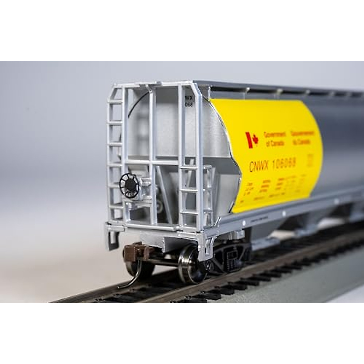 Bachmann Trains - Canadian 4 Bay Cylindrical Grain Hopper - Government of Canada - Yellow - HO Scale