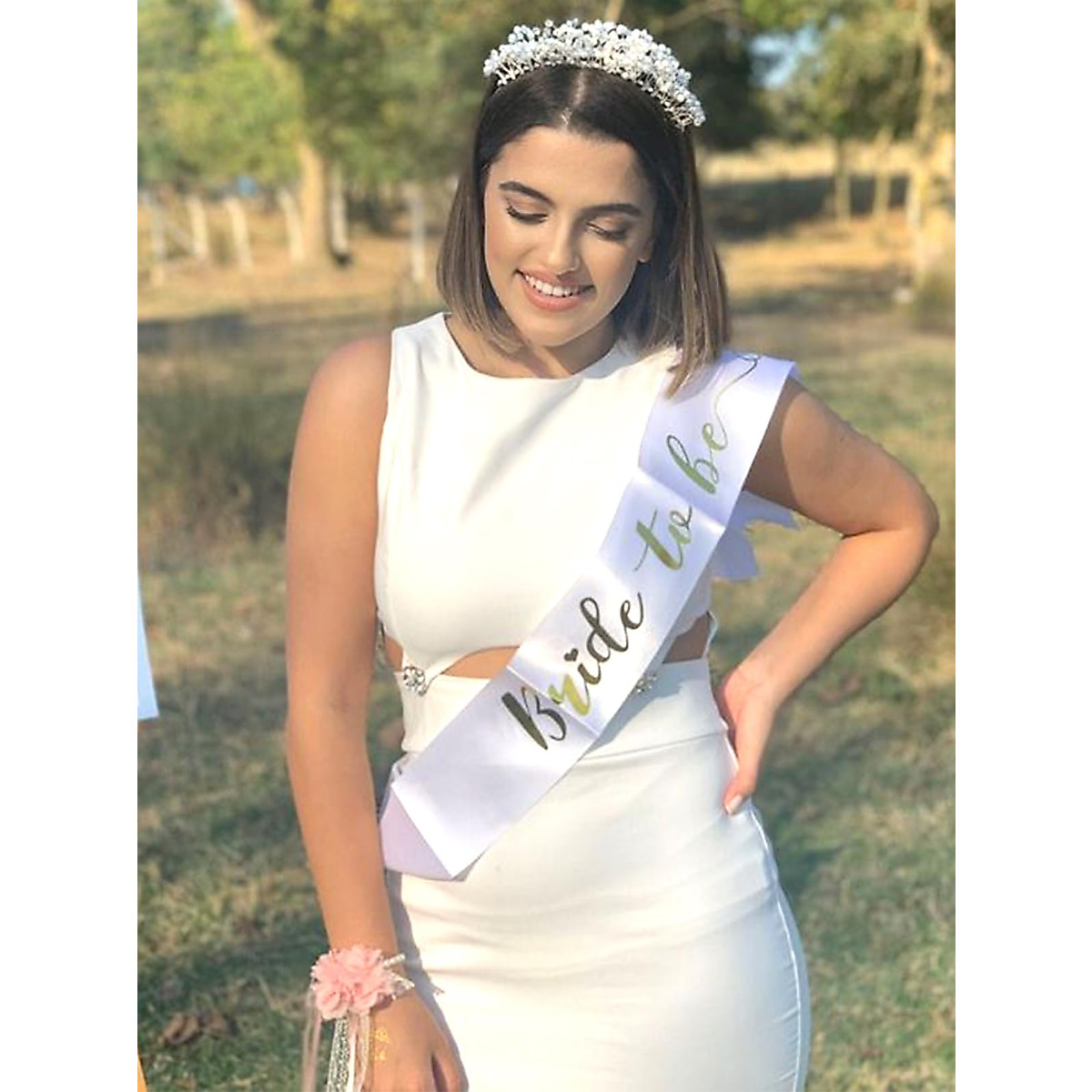 BLUPLE Bride to Be Sash 1pc Bachelorette Party Sash Bridal Shower Hen Party Supplies Decorations Party Wedding Favors Accessories (Gold/White)