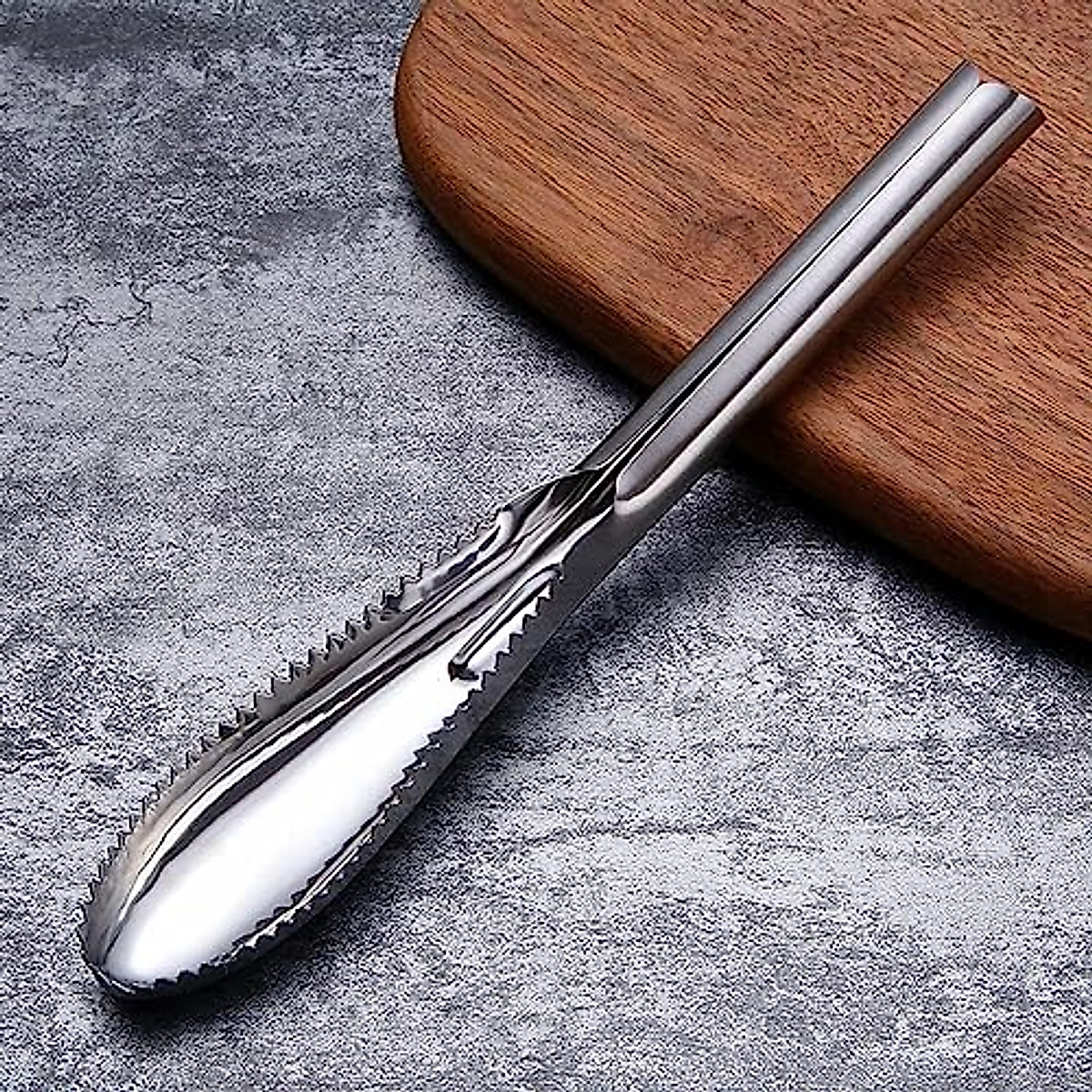 Fish Scaler Manual Stainless Steel Fish Skin Brush Scraping Fishing Scale Brush Graters Fast Remove Fish Cleaning Peeler Fish Scalers Sawtooth Fish Descaler Tool for Family Kitchen, Seafood Markets