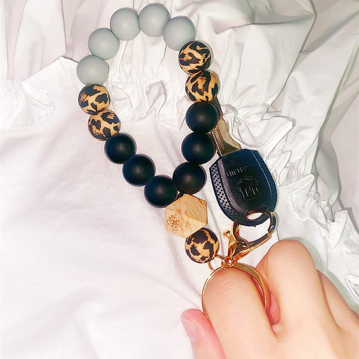 Poagoep Silicone Key Ring Bracelet Beaded keychain Wristlet Beaded Bangle Wristlet Keychain House Car Keys for Women(Leopard)