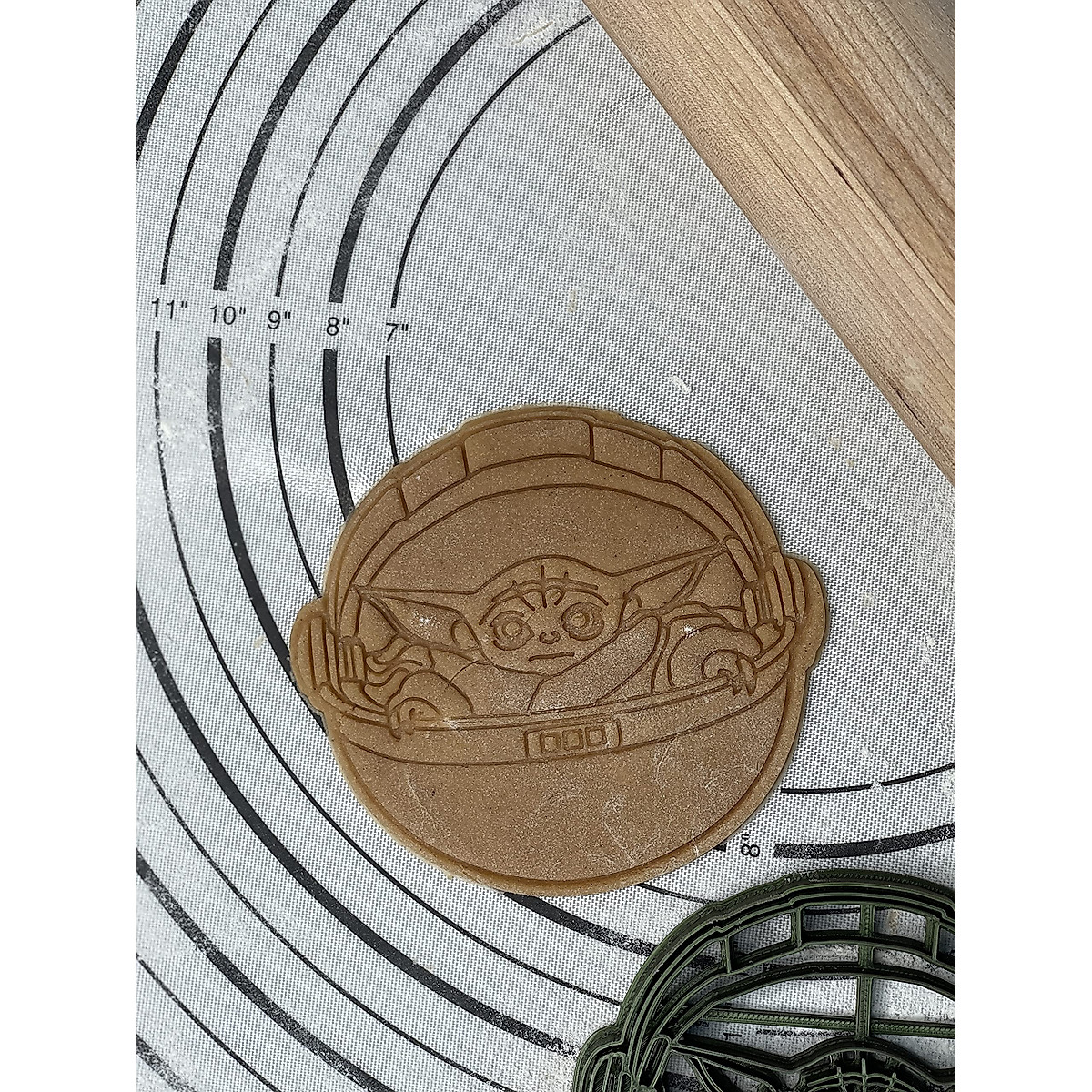 Premium Star Wars Exclusive The Mandalorian The Child in Hovering Pram Baby Yoda Grogu in a Stroller Cookie Cutter Mold 4.5-Inch-Scale Produced by 3D Kitchen Art