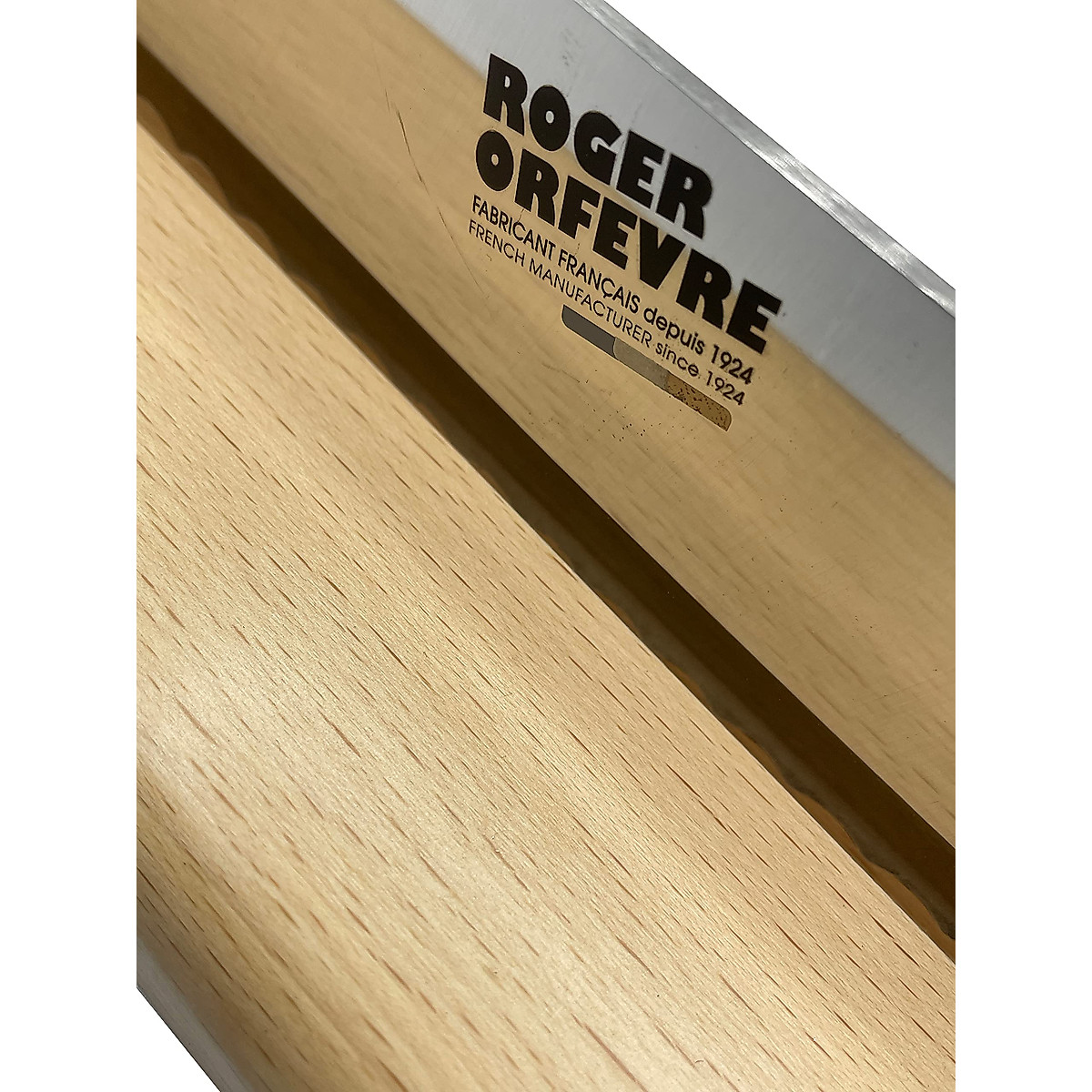 ROGER ORFEVRE Made in France Serrated Edge Sharp Premium Full Tang Stainless Bread Knife / Cutter With Natural Wood Rest And Varnished Beechwood Handle, 9.5-in