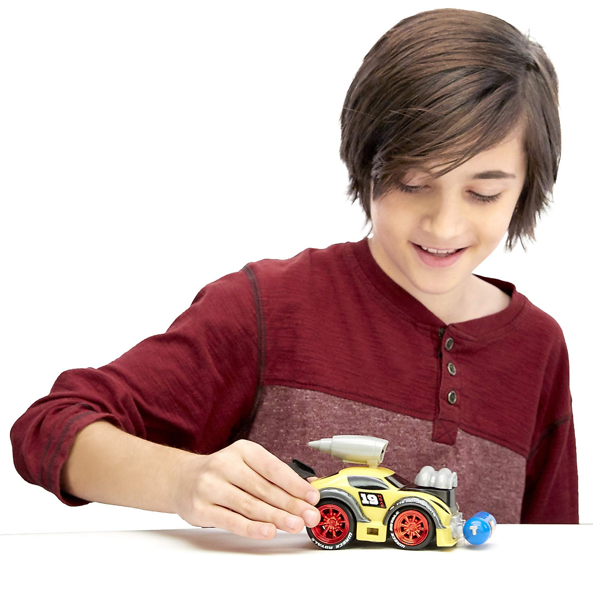 MGA Entertainment Wreck Royale Exploding Crashing Tooned Out Race Car with 4 Mix 'N Match Explosive Parts