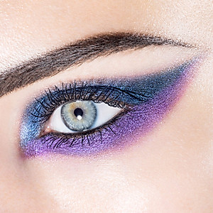 REVLON x WW84 The Wonder Woman Face & Eyeshadow Palette, 10 Bold Blendable Colors, Matte, Metallic and Pearl Finishes, 0.37 oz (7255254001)