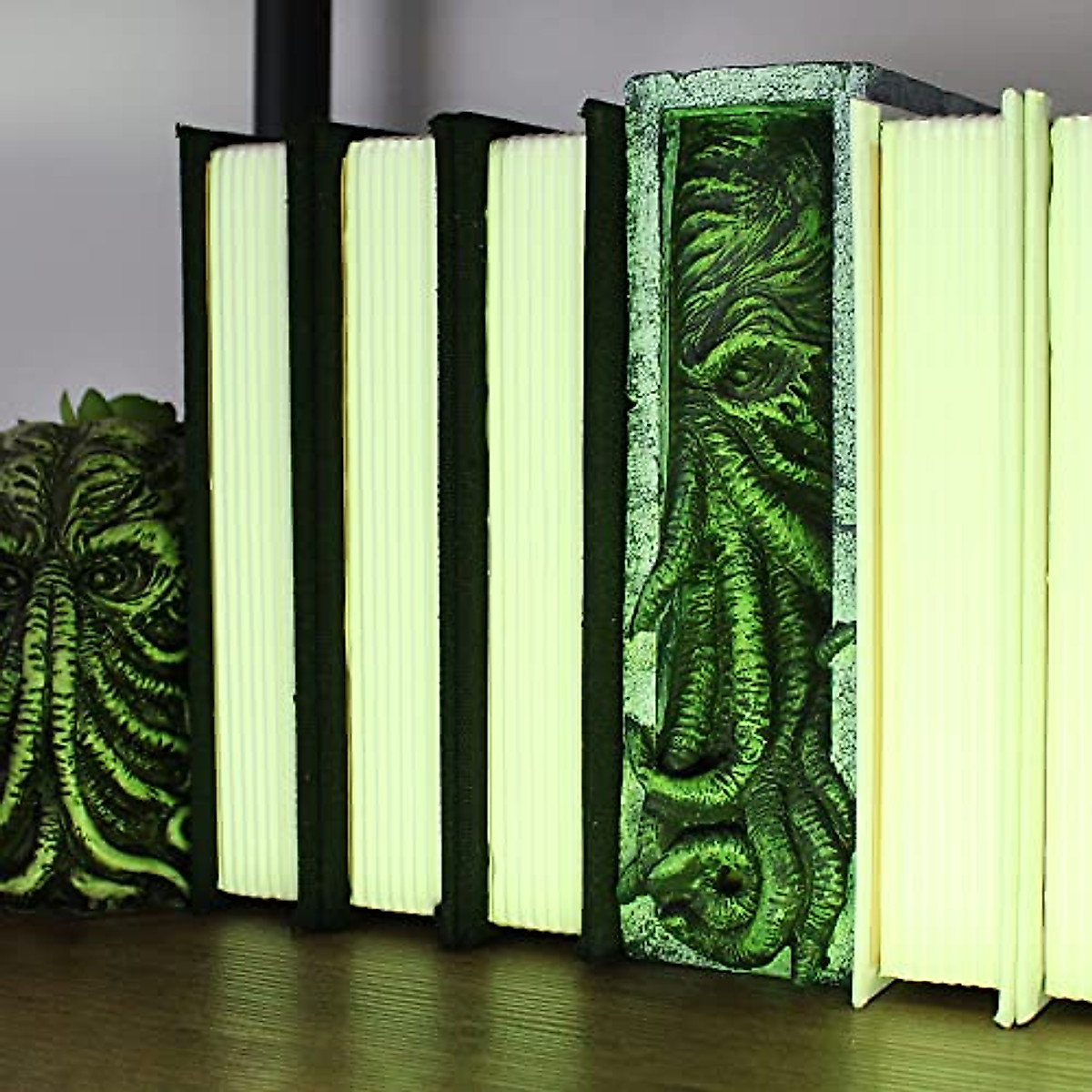 Toy Vault Cthulhu Bookshelf Insert, Resin Bookend Peeping Cthulhu Monster Statue