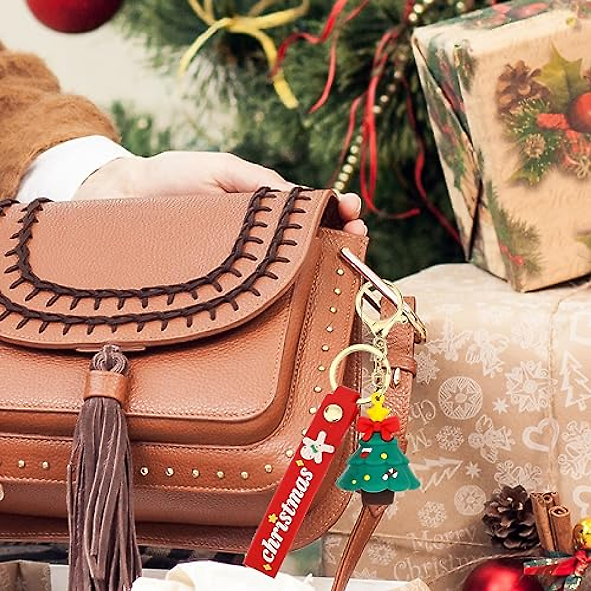 Amaxiu Christmas Keychain, Cute Christmas Tree PVC Key Chain Cartoon Xmas Theme Silicone Wristlet Keyring for Girls Women Handbag Schoolbag Pendant Party Decoration (Christmas Tree)
