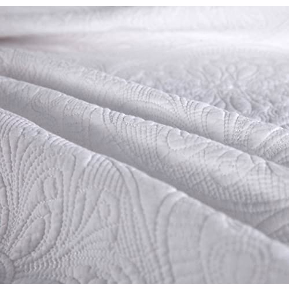 Brandream White Medallion Quilted Throw Blanket for Bed Couch Daybed Cotton Quilt 47 X 60 Inch + 2 King Shams