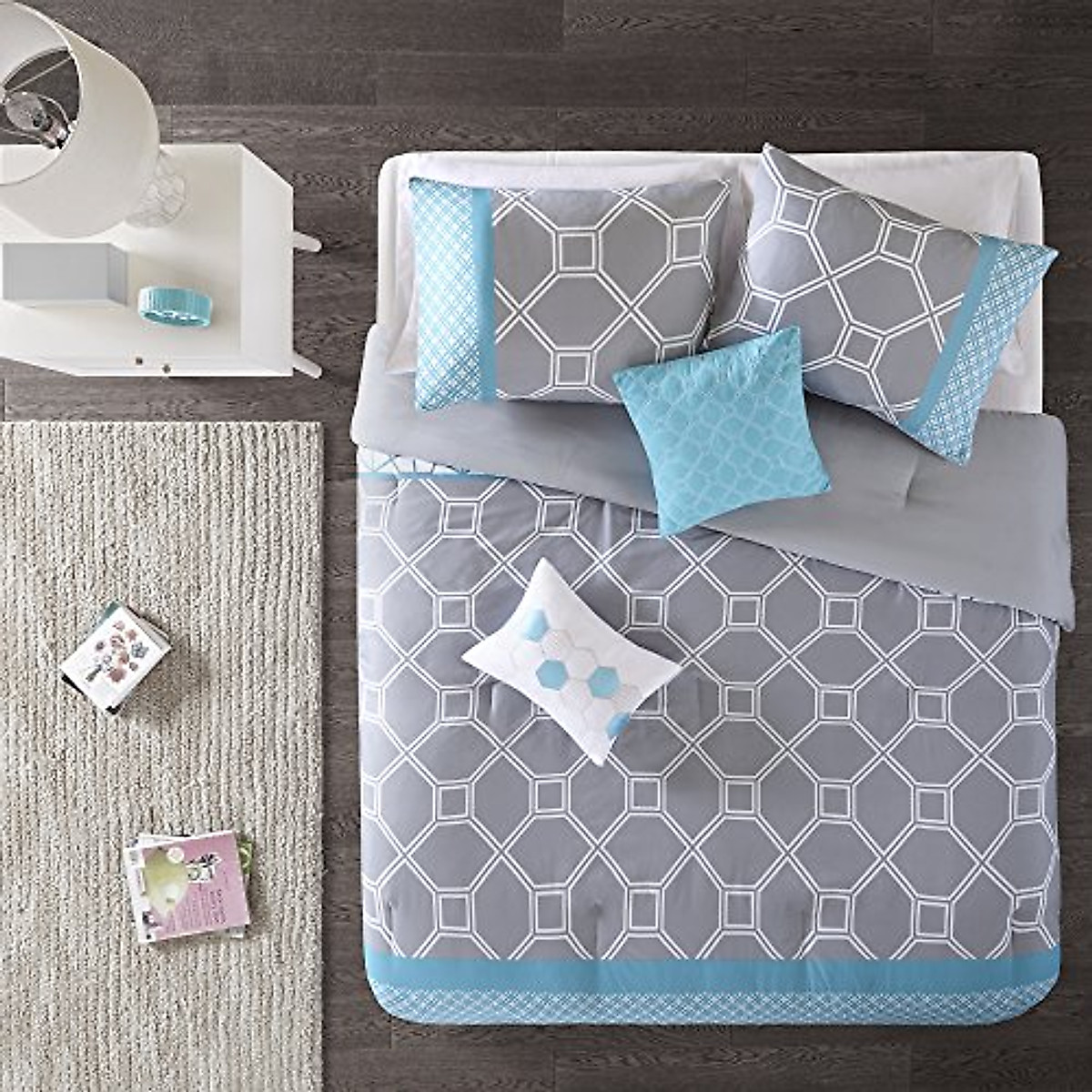 Intelligent Design Clara -All Seasons Comforter Set -5 Piece - Blue - Geometric Pattern - Full/Queen Size - Includes 1 Comforter, 2 Shams, 2 Decorative Pillows - Ideal For Guest Room