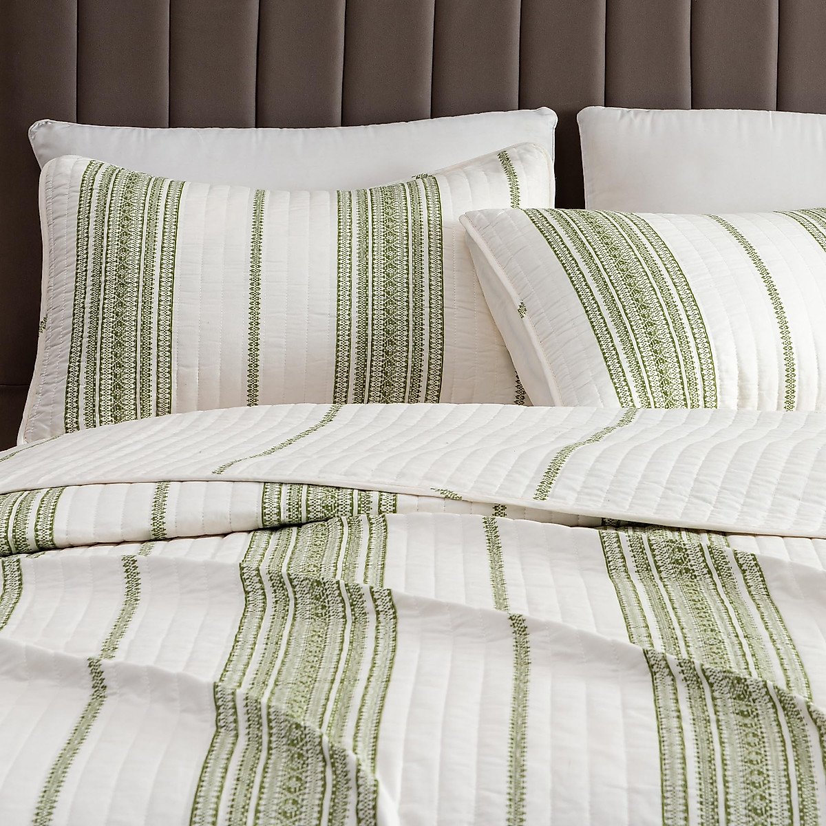 Full/Queen Reversible Quilt Bedding Set - All Season, Modern, Lightweight Bedspreads - White and Green Striped Coverlets (Includes 1 Quilt, 2 Pillow Shams)