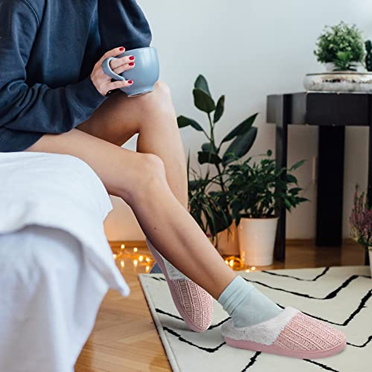 Amazon Essentials Women's Warm Cushioned Slippers for Indoor/Outdoor Pink, Size 8