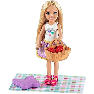 Barbie Chelsea Picnic Playset with Chelsea Doll (6-in Blonde), Pet Kitten, Picnic Table, Umbrella, Basket & Accessories, Gift for 3 to 7 Year Olds