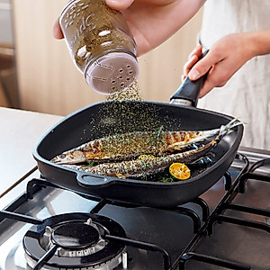 Mcupper 30 Pack 4oz Glass Mason Spice Jars Bottles, Empty Round Containers with Silver Airtight Metal Caps and Pour/Sift Shaker Lid