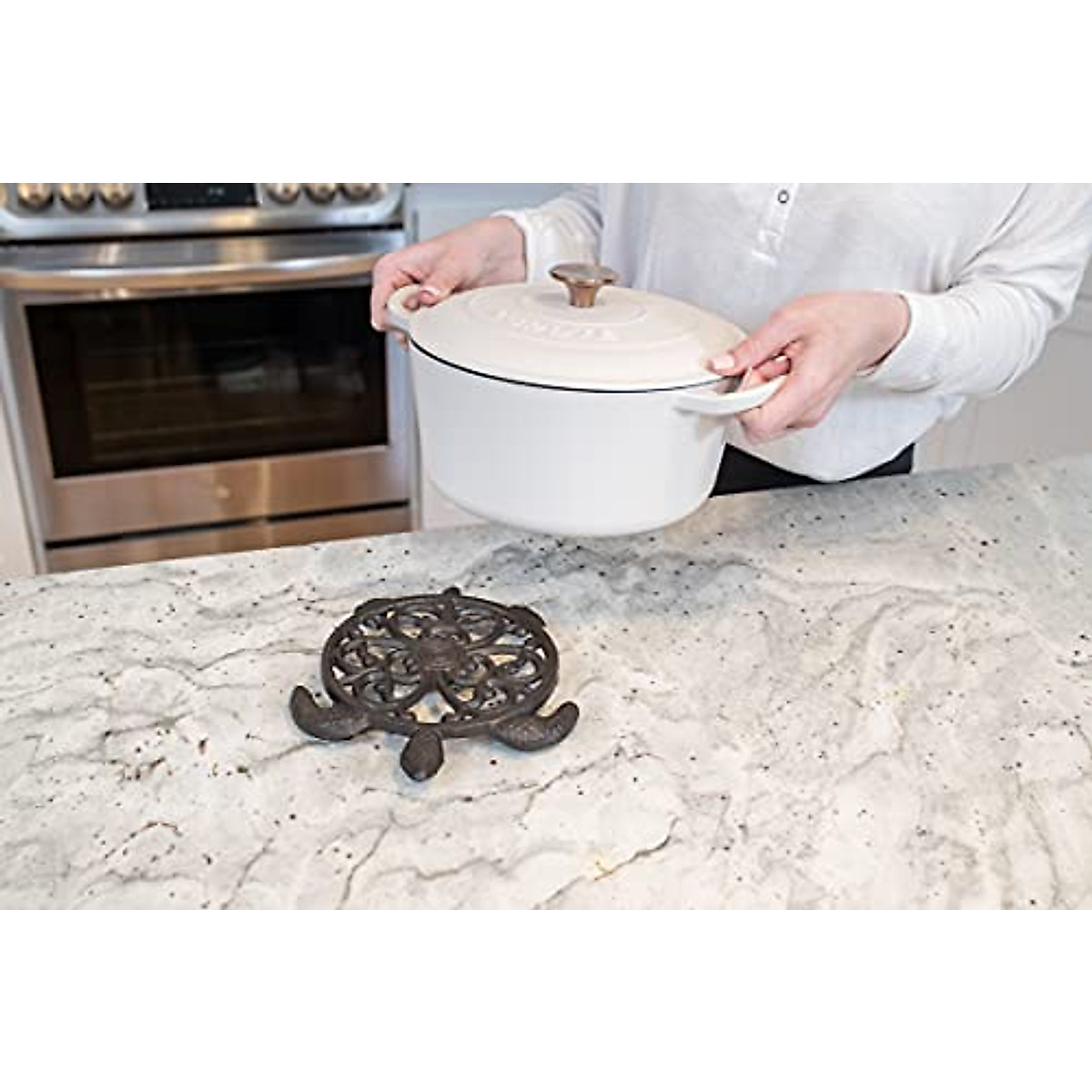 gasaré, Trivet for Hot Dishes, Pots and Pans, Metal Trivet, Sea Turtle Design, Cast Iron, Rubber Feet Caps, Ring Hanger, 8 ½ x 7 Inches, Brown Finish, 1 Unit