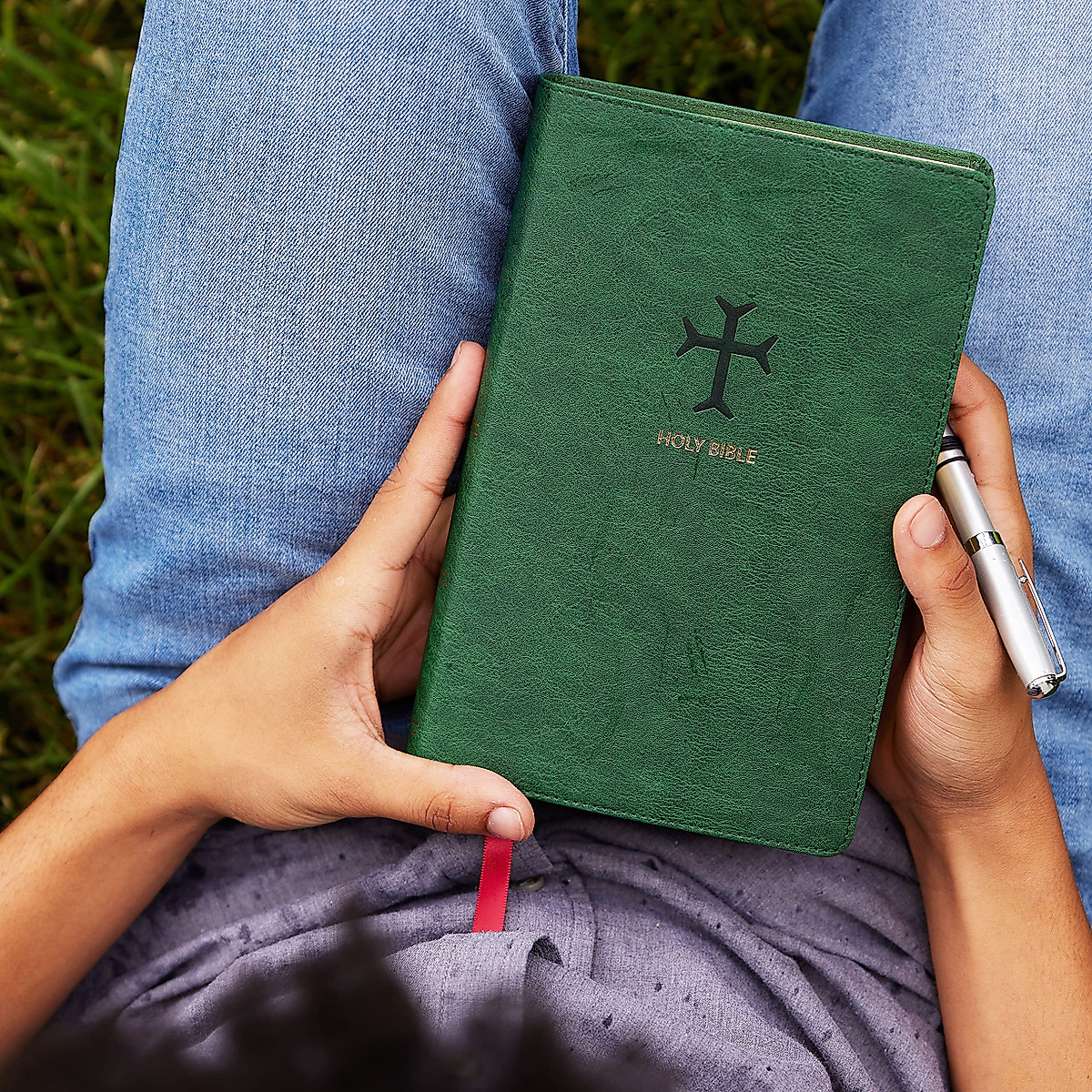 NKJV, End-of-Verse Reference Bible, Personal Size Large Print, Leathersoft, Green, Red Letter, Comfort Print: Holy Bible, New King James Version