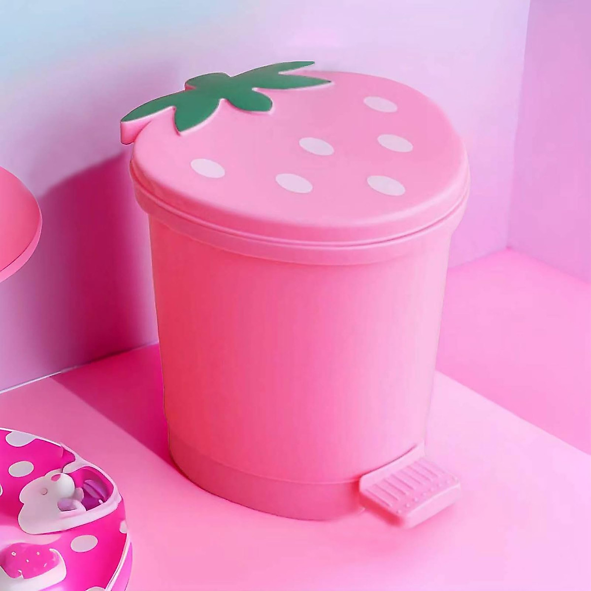 BxuxJar Strawberry Trash Can, Kawaii Mini Trash Can with Lid Cute Room Decor Bathroom Trash Cans, Kawaii Room Decor Strawberry Garbage Can with Lid for Home, Car, Bathroom