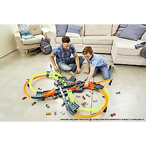 Hot Wheels Colossal Crash Track Set, Figure 8 Track Set, Competitive Play, Aerial Stunts, Toys for Boys Age 5 and Up