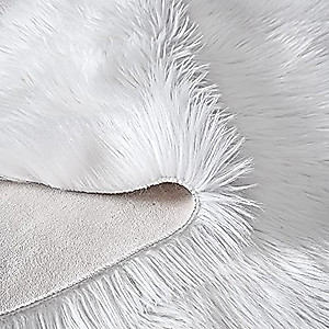 ISEAU Soft Faux Fur Fluffy Area Rug, Luxury Fuzzy Sheepskin Carpet Rugs for Bedroom Living Room, Shaggy Silky Plush Carpet Bedside Rug Floor Mat, 3ft x 5ft, White