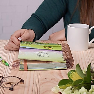 Pechi Agenda 2024 (Inspirational Christian Planner in Spanish). Tapa dura. Encuadernado espiral plástico. Devocionales, frases y versículos entre otras herramientas. Enero-Diciembre. 1 página por día