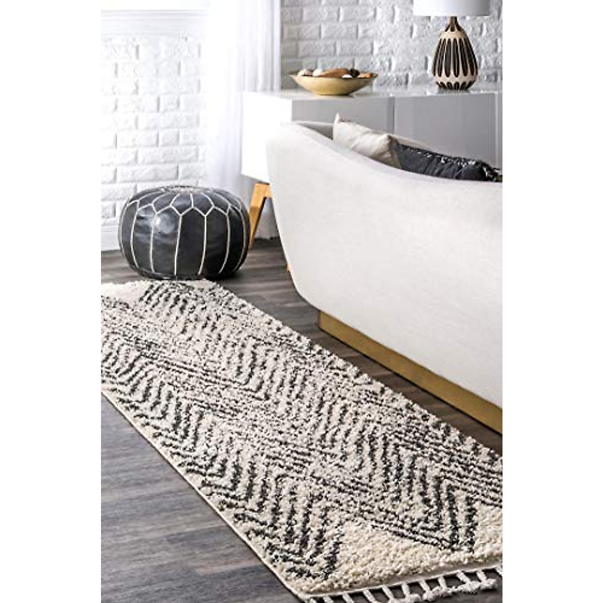 nuLOOM Amanda Moroccan Chevron Tassel Shag Area Rug, 5' Round, Off-white
