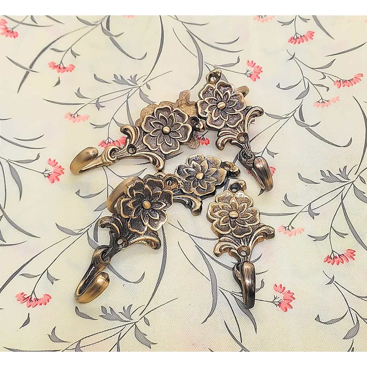 FAPBADRI Multipurpose Hooks, Used to Hang Clothes, Bags, Coats, Curtain Hold Backs, Keys, Colour - Antique Gold, Material - Brass, Flower Design, Screws and Wallplugs Included, Pack of 2 Pieces