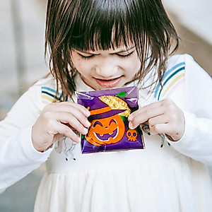 AXYEEUR 200 Pcs Halloween Candy Bags,8 Styles Halloween Self Adhesive Cookie Bags, Clear Cellophane Treat Bags for Halloween Party Favor Supplies