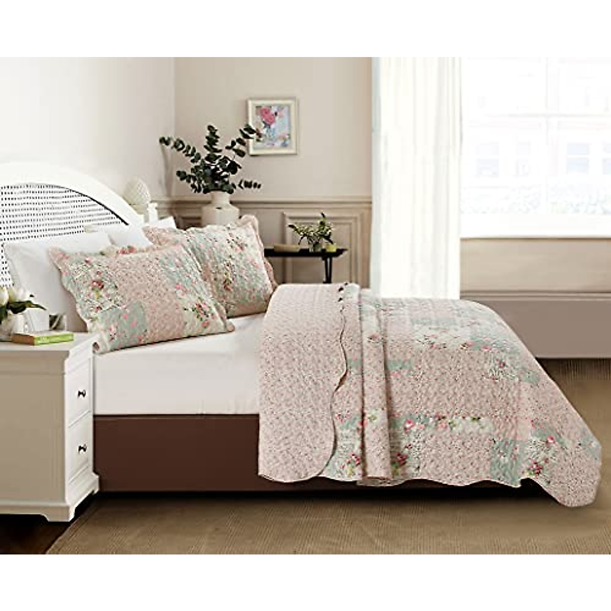 Brilliant Sunshine Traditional Rose and Sage Patchwork, with Rose Bud Patch Frames, 3-Piece Quilt Set with 2 Shams, Reversible Bedspread, Lightweight Coverlet, All-Season, Full/Queen, Light Rose Sage