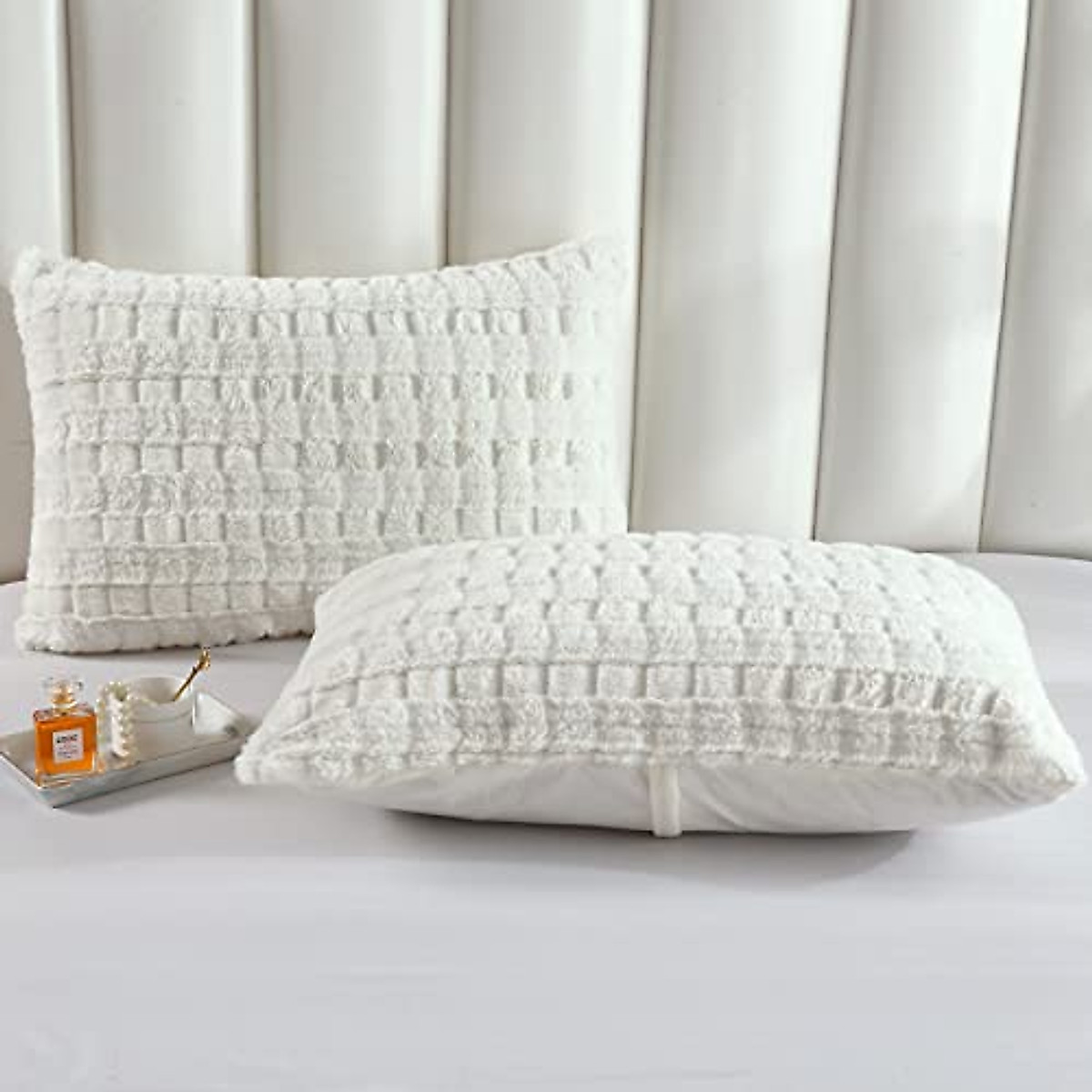 Yunyiio Faux Fur Pillowcase Fluffy Plaid Hold Pillowcase Pillow Shams Fluffy Plush Decorative Pillowcase (Queen, Beige)