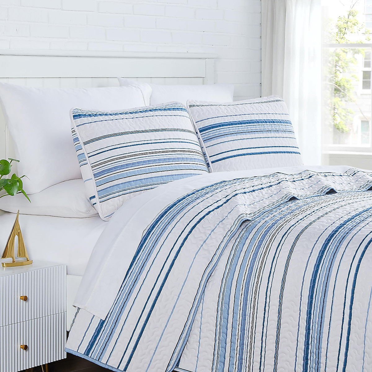 Southshore Fine Living, Inc. Oversized King Quilt Set, All Season Striped Blue Bedspread Set, 3-Piece Coastal Bedding, California/King Coverlet Sets with Shams, Soft Microfiber Quilt, Blue Stripes