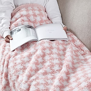 Betsey Johnson- Throw Blanket, Ultra Soft Plush Sherpa Home Décor, Reversible All Season Bedding (Houndstooth Pink, 50 x 60)