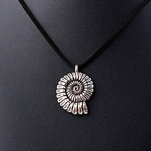 Tgirls Boho Conch Shell Necklace Chain Seashell Pendant Necklace Vintage Leather Suede Choker Necklaces for Women (Silver)