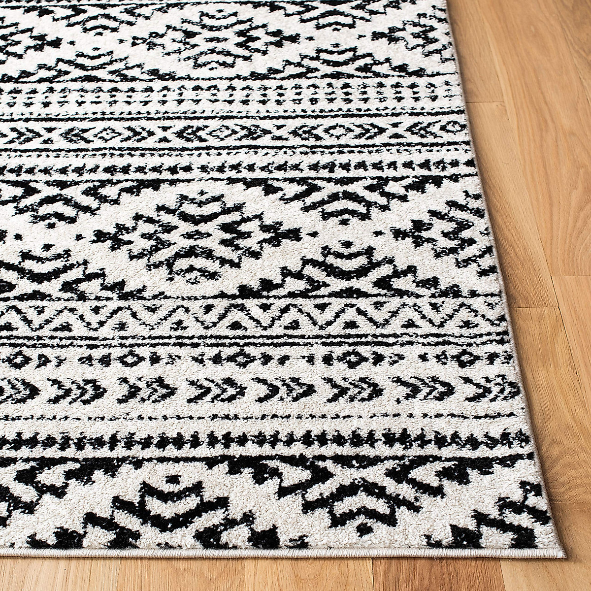 SAFAVIEH Tulum Collection Area Rug - 9' x 12', Ivory & Black, Moroccan Boho Tribal Design, Non-Shedding & Easy Care, Ideal for High Traffic Areas in Living Room, Bedroom (TUL272B)