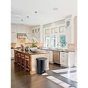 Rubbermaid Classic Step-On Lid Trash Can for Home, Kitchen, and Bathroom Garbage, 13 Gallon, Black