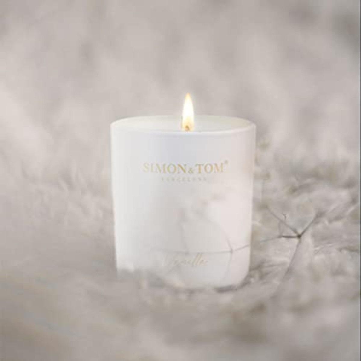 Simon&Tom Highly Scented Premium Vanilla Candle 10 Oz - 100 Hour Burn - Natural Organic Soy Wax - Aromatherapy Glass Candle Jar - Candle Jar with Matte White Gift Box for Home & Office - Vegan