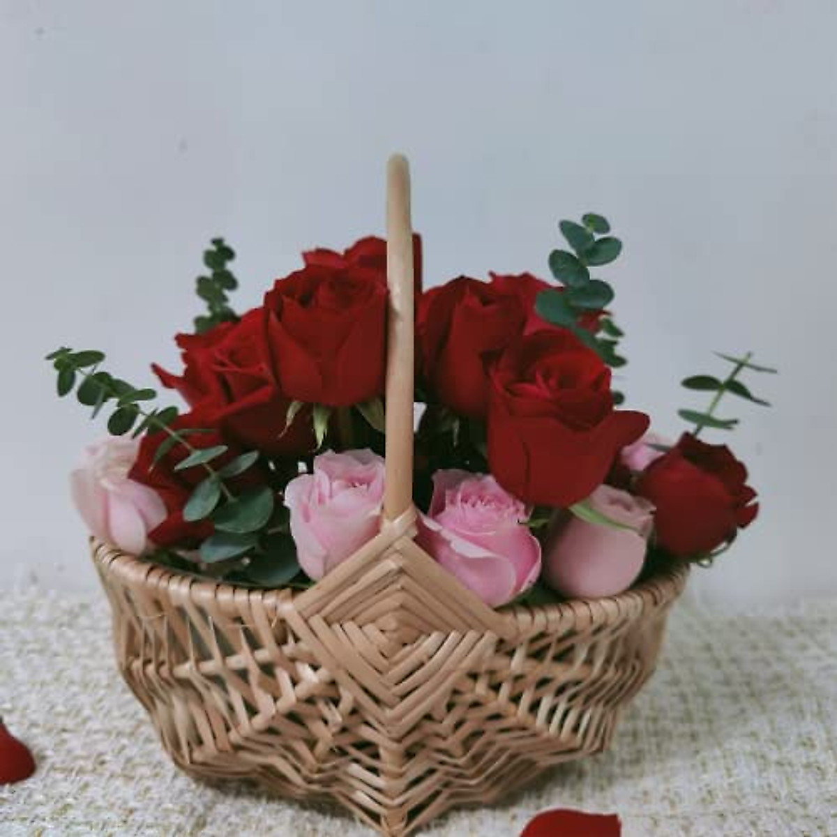 WYI Rattan Flower Basket, Handmade Wicker Planter Basket with Plastic Liner & Handle, Woven Storage Basket for Home Wedding Garden Decoration, Brown,S(445MWRMURZRG2O2814UOR)